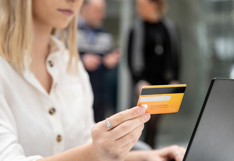 Hogyan fizethetem ki a tartozásomat az INTRUM Zrt.-nek? | Intrum